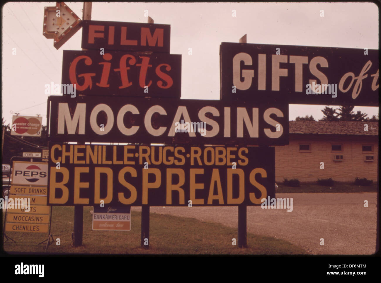 NEAR THE TOWN OF WISCONSIN DELLS THE WISCONSIN RIVER CHANNELS THROUGH ...