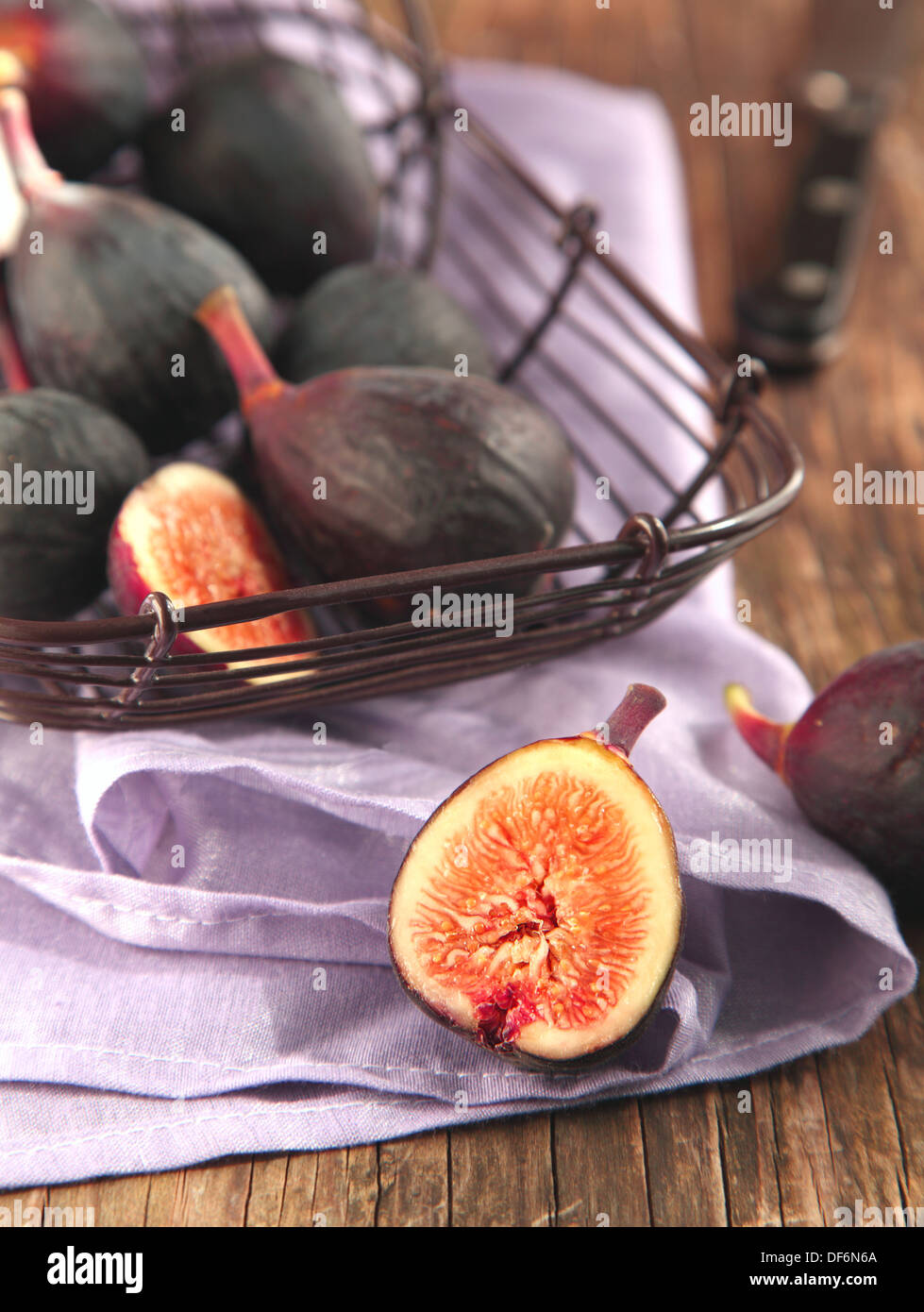 Fresh figs on wooden table Stock Photo - Alamy