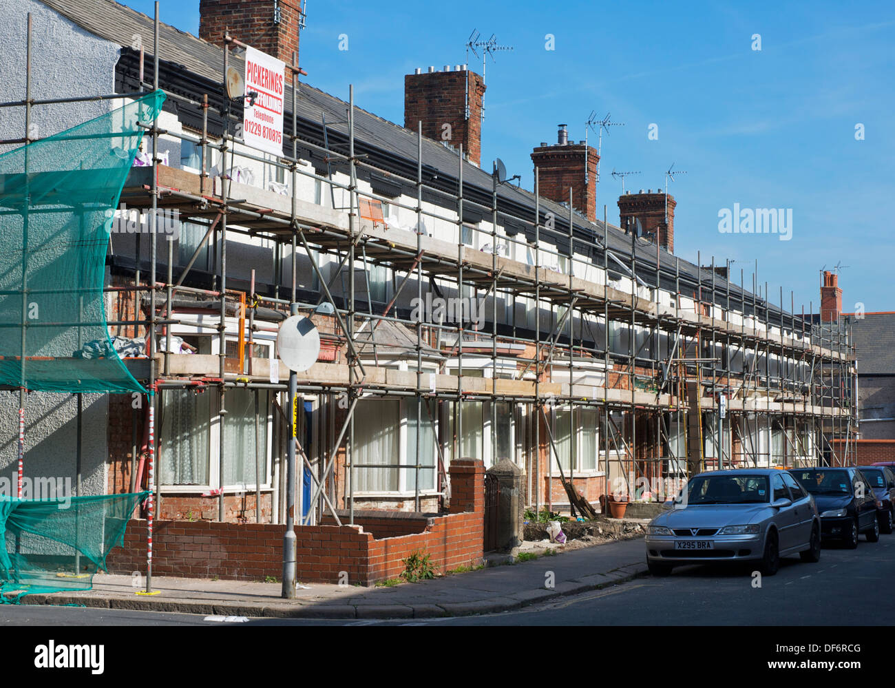 Row houses scaffolding uk hi-res stock photography and images - Alamy