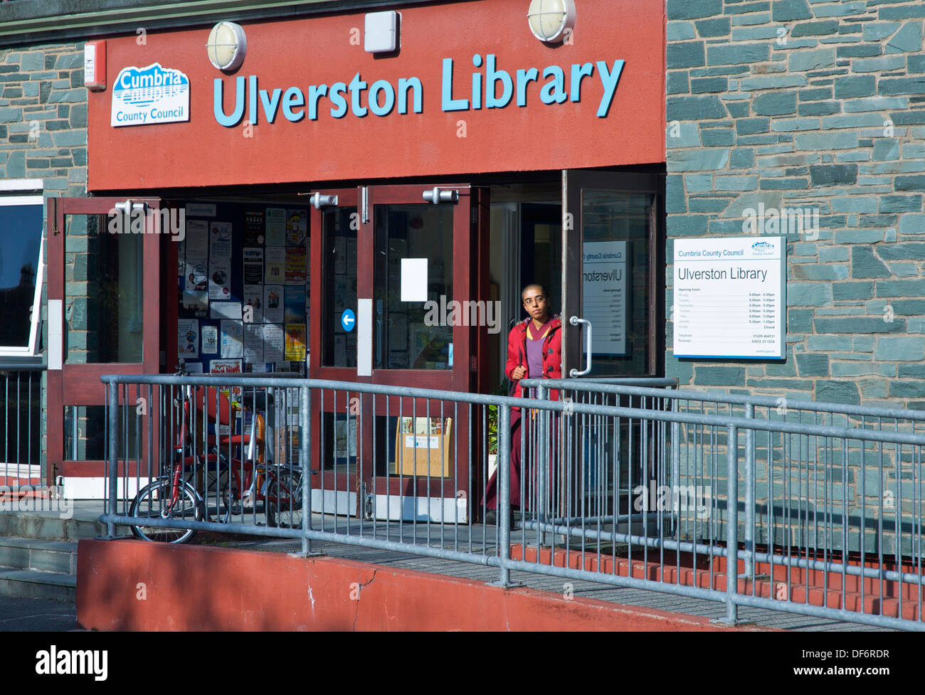 Woman public library hi-res stock photography and images - Alamy