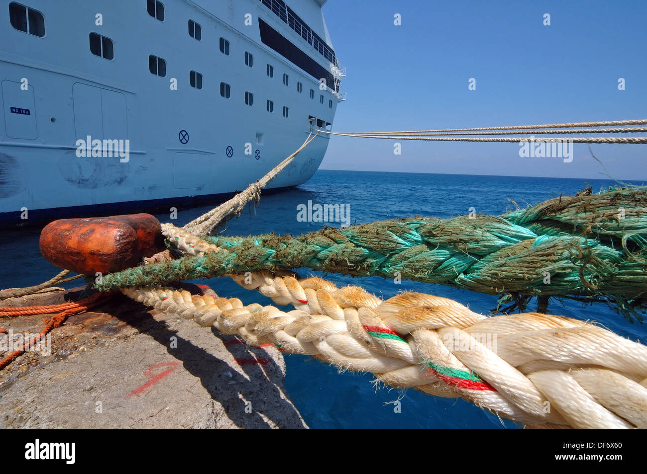 heavy rope Secure Passenger Ship Stock Photo - Alamy