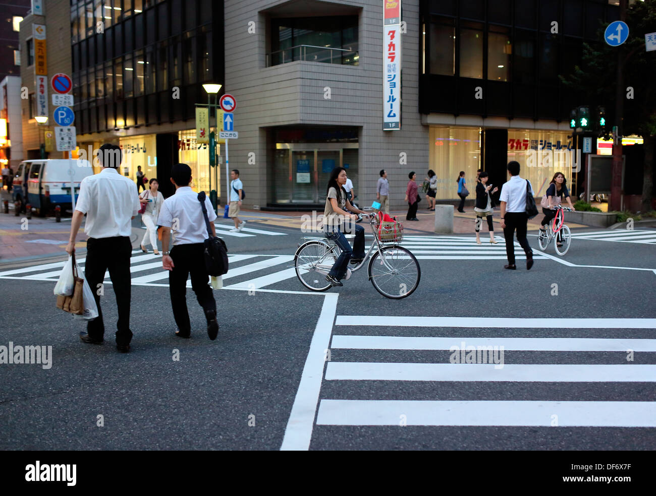 Street crossing hi-res stock photography and images - Alamy