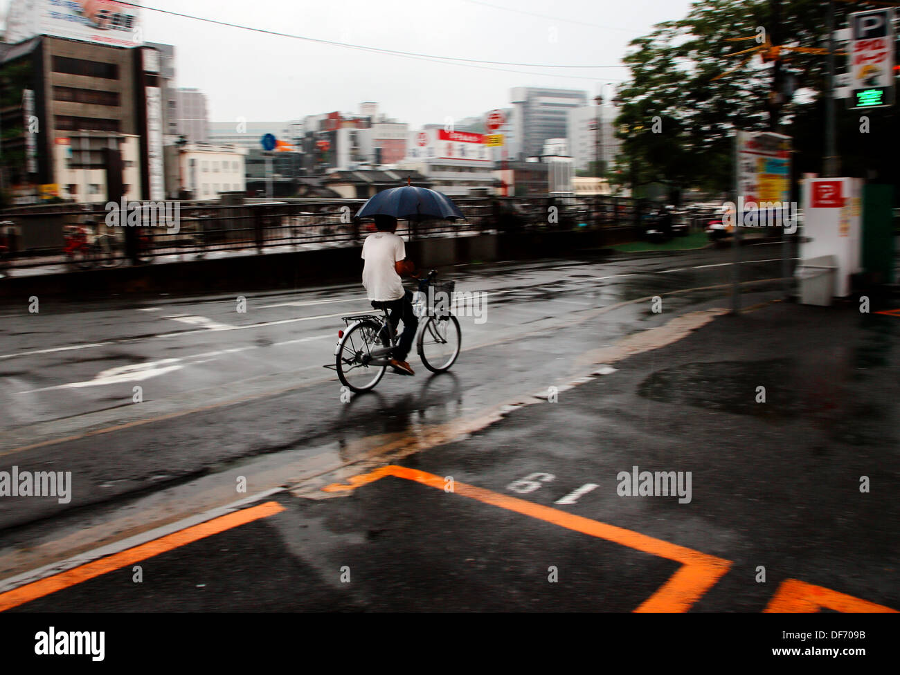 cycling in rain Stock Photo - Alamy