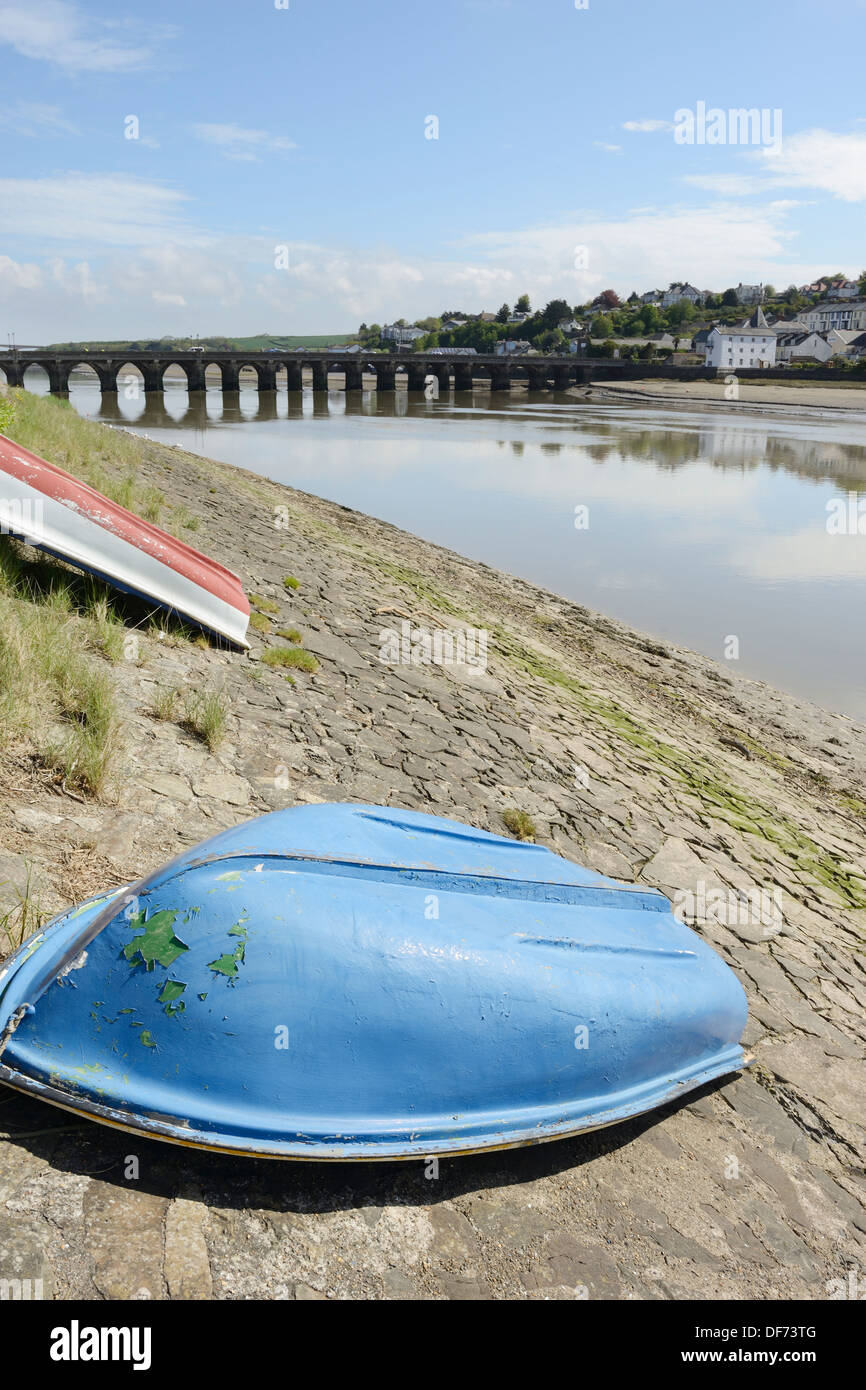 Boats on the banks of the river Torridge at Bideford, North Devon, UK ...