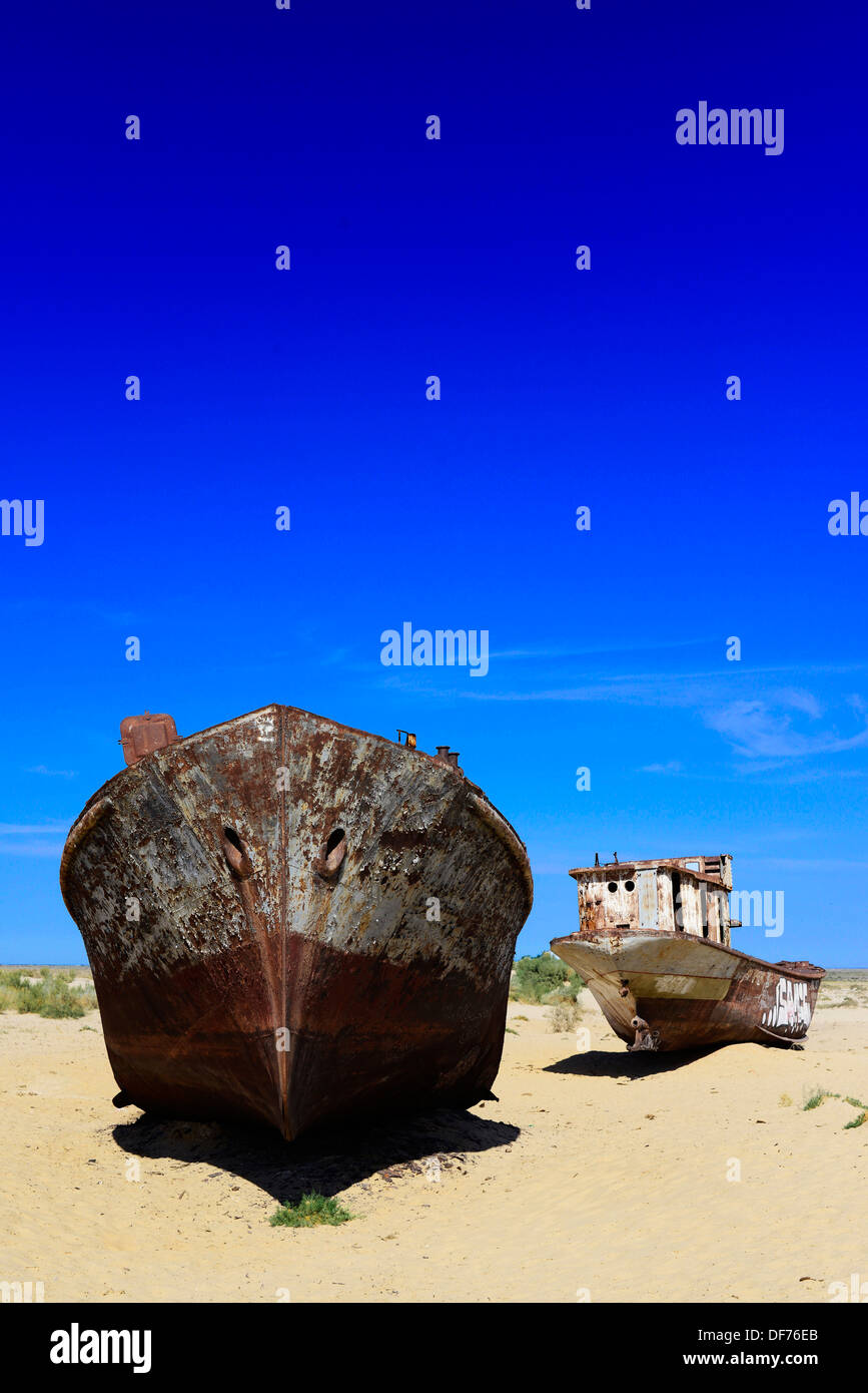 Rusty boats hi-res stock photography and images - Alamy