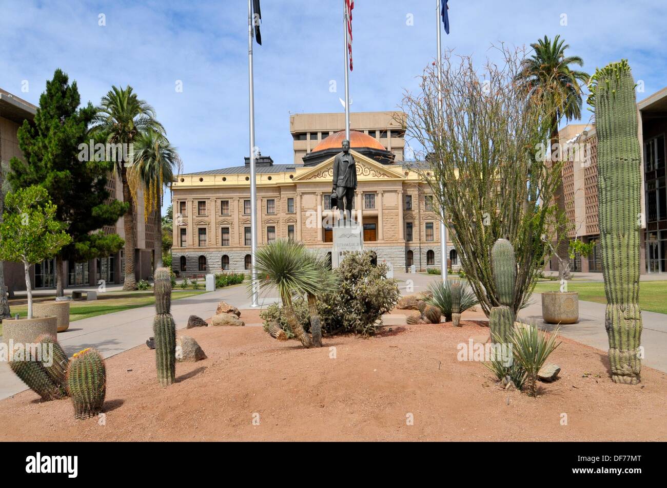 Assembling buildings hi-res stock photography and images - Alamy