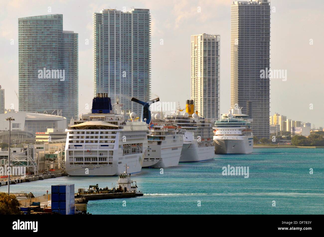 Harbor line hi-res stock photography and images - Alamy