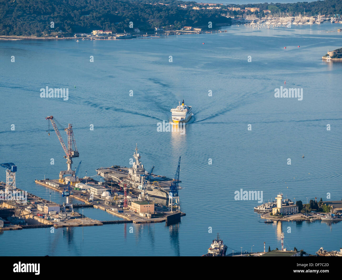 Charles de gaulle ship hi-res stock photography and images - Alamy