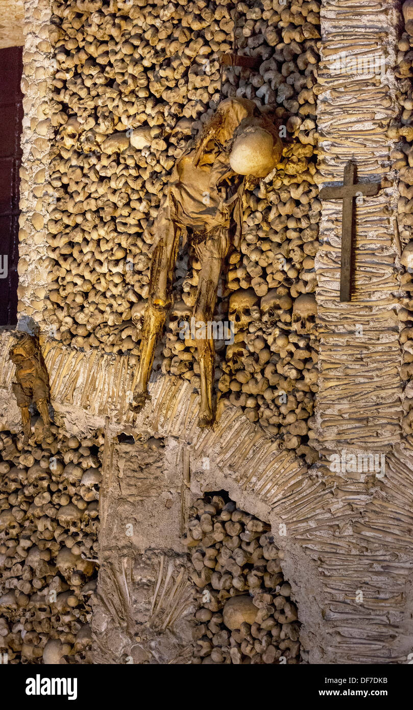 Stacked bones and skulls in the ossuary, Capela dos ossos parede ...