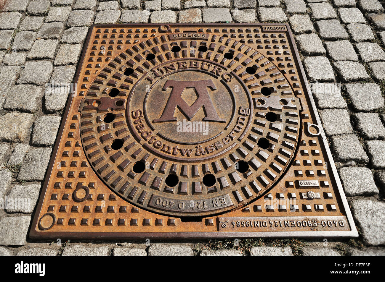 Manhole cover with the symbol for the formula "Mons, Pons, Fons ...