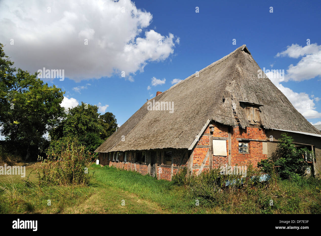 Old thatched roof buildings hi-res stock photography and images - Alamy