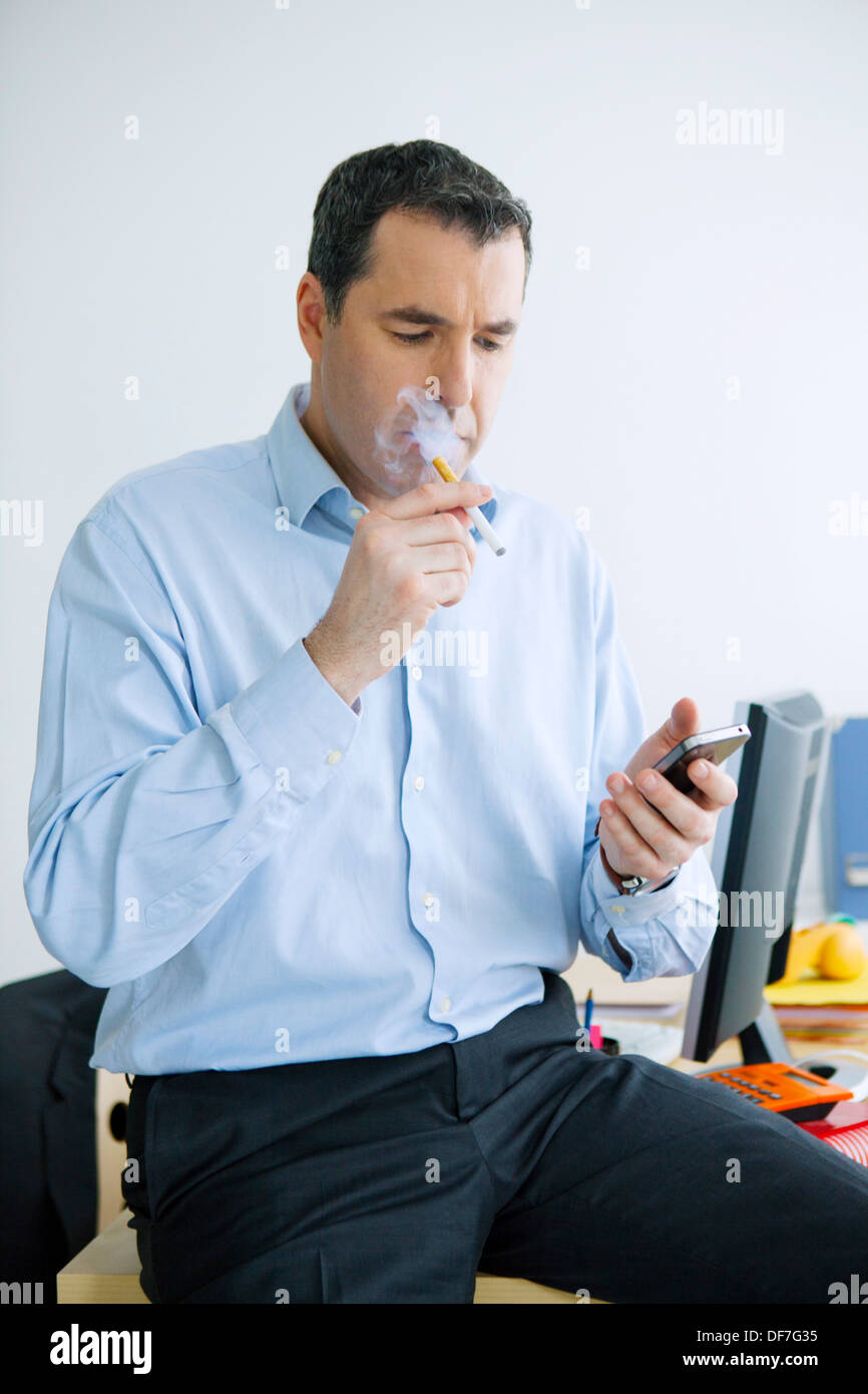 Quit smoking cell phone hi-res stock photography and images - Alamy