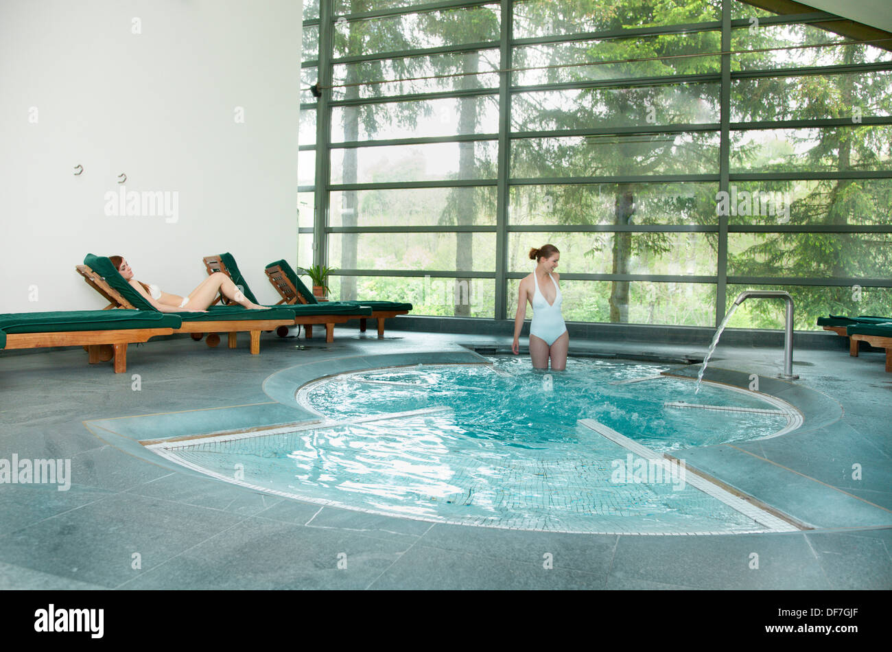 Woman reclining chaise pool hi-res stock photography and images - Alamy
