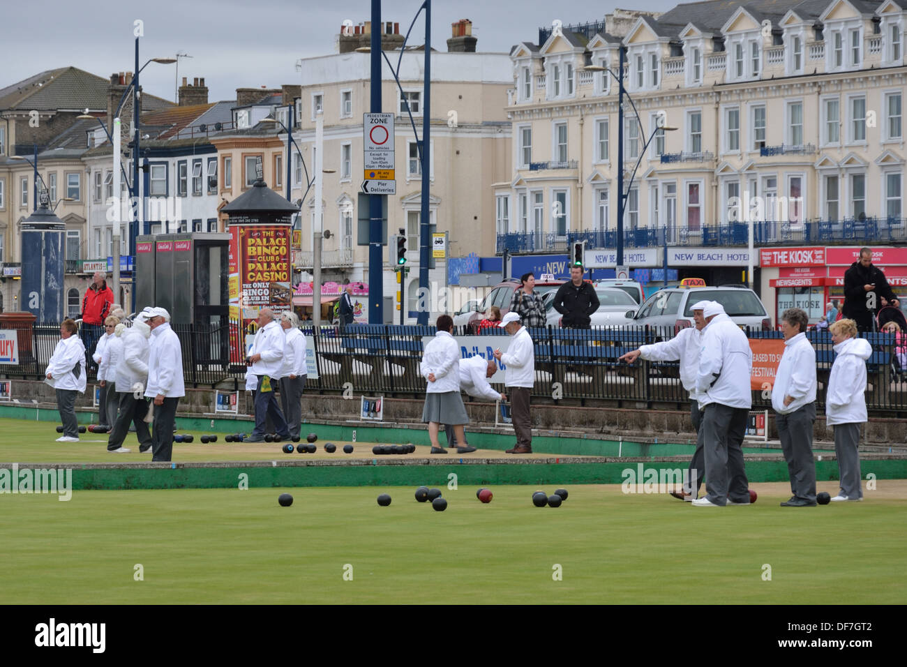 Seniors playing bowls hi-res stock photography and images - Alamy