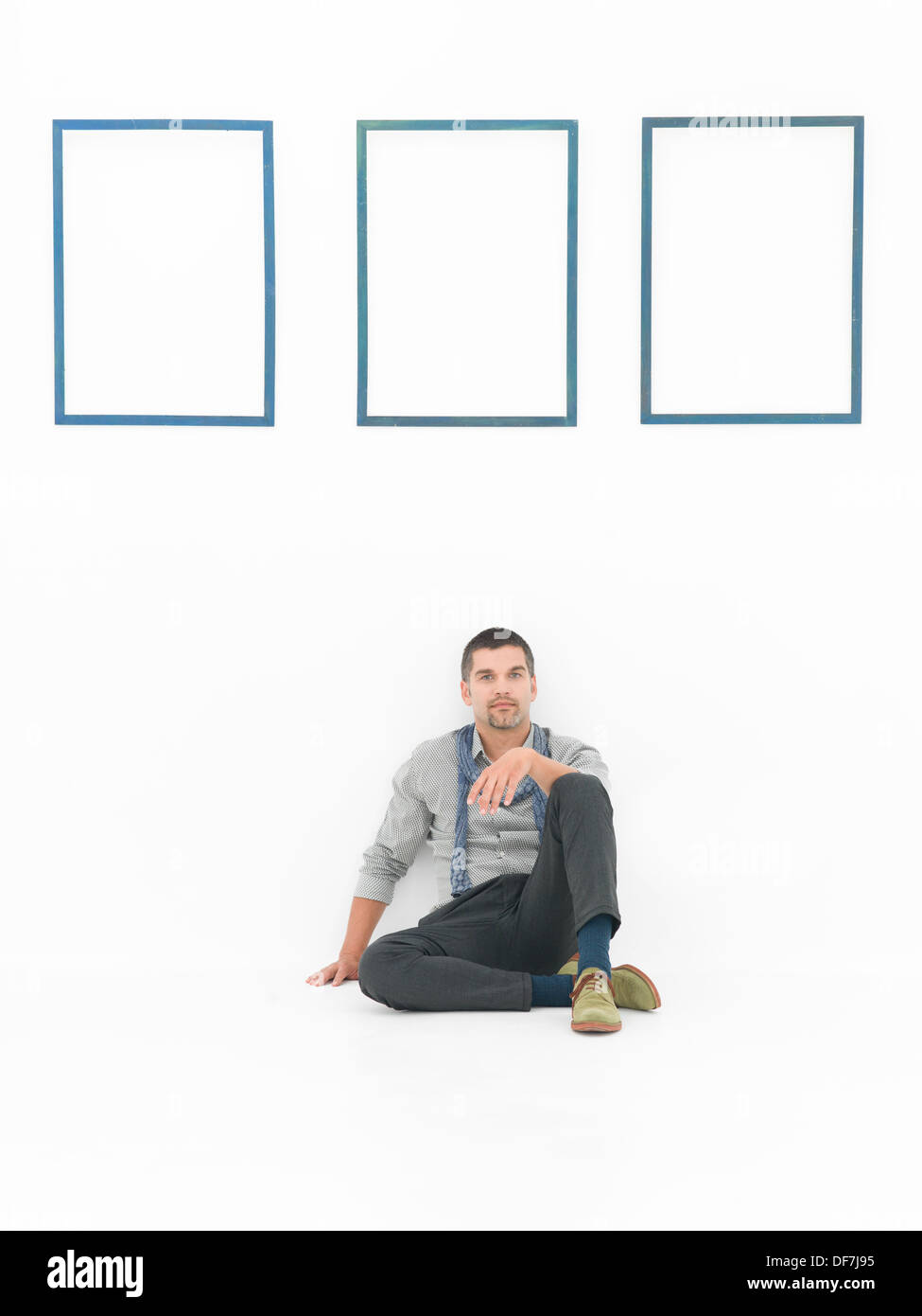 Man looking at a picture frame hi-res stock photography and images - Alamy