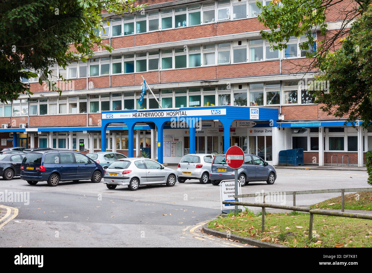 Entrance to Heatherwood NHS hospital, Ascot, Berkshire, England, GB, UK ...