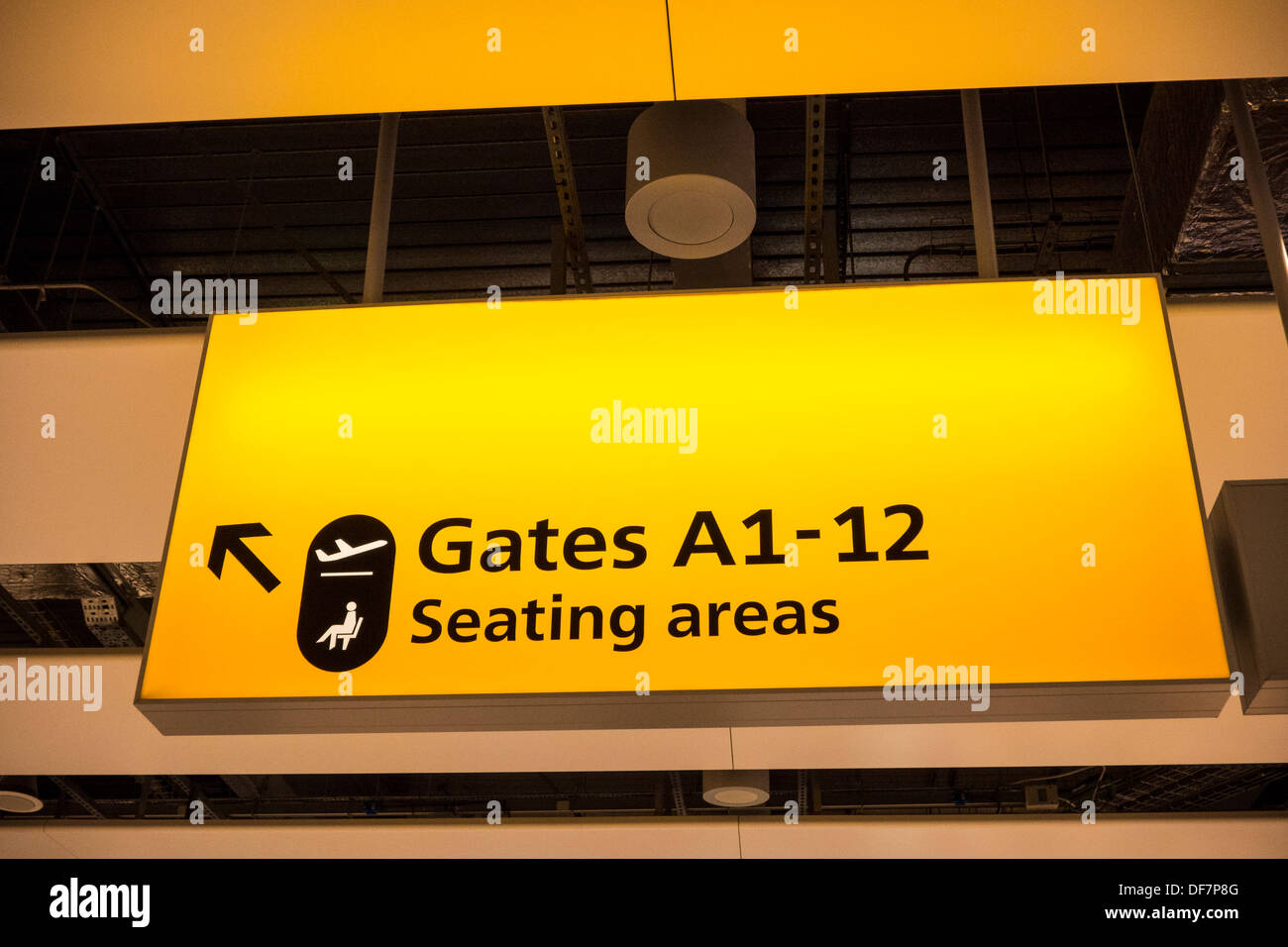 Airport terminal seating hi-res stock photography and images - Alamy