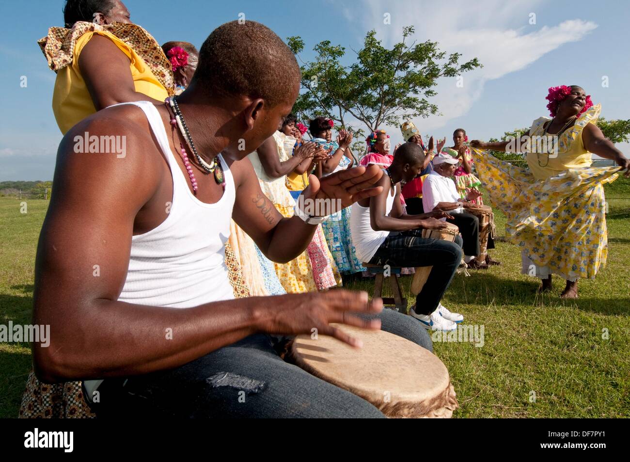 Panama traditional dances hi-res stock photography and images - Alamy