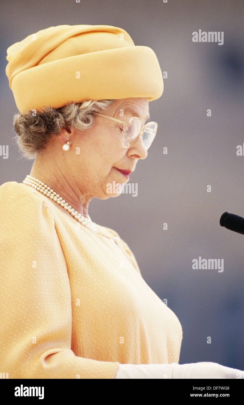 Queen elizabeth ii 1992 hi-res stock photography and images - Alamy