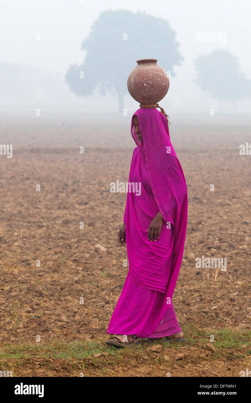 Indian woman carrying pot on head hi-res stock photography and images ...
