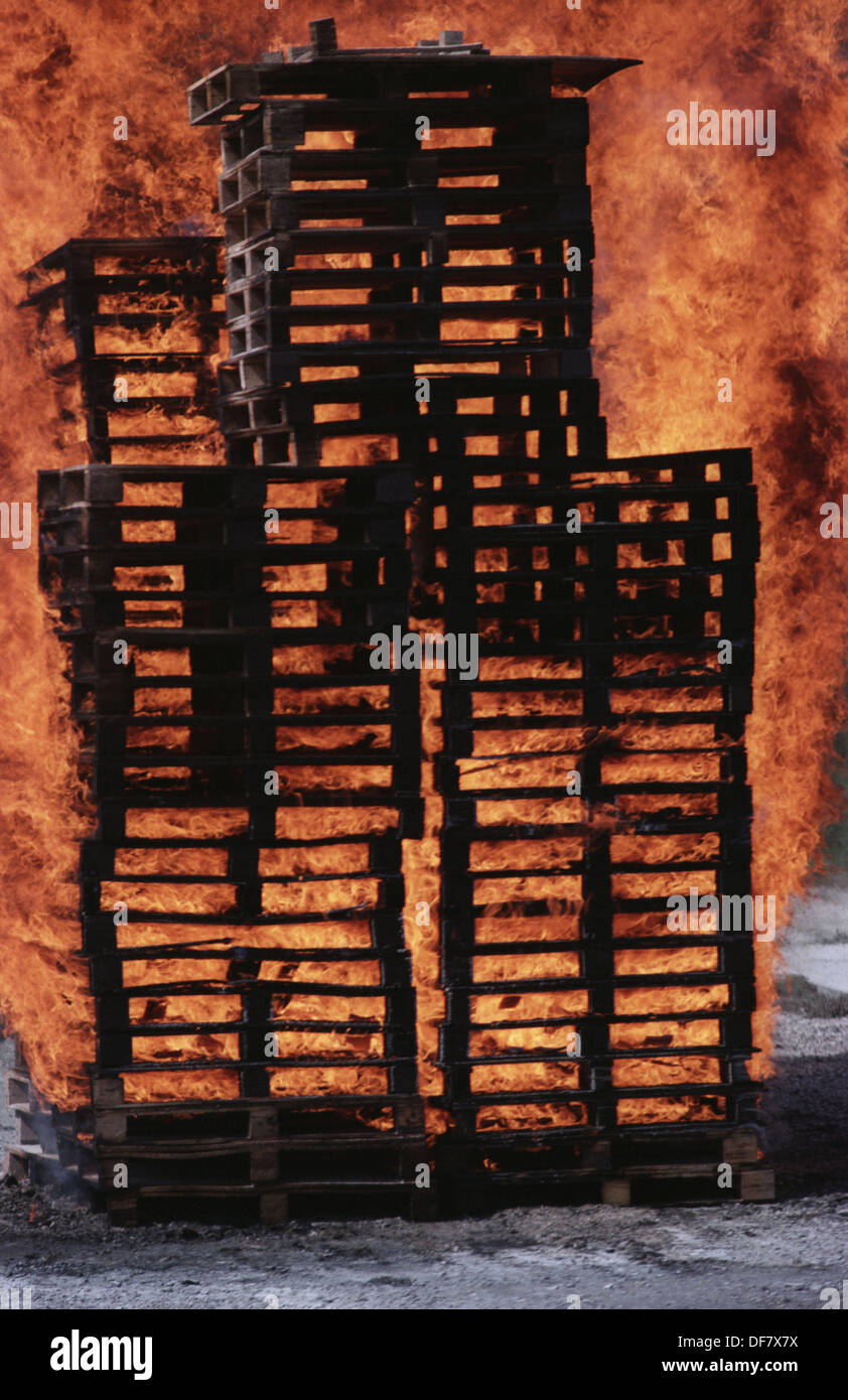 Burning pallet wood hi-res stock photography and images - Alamy
