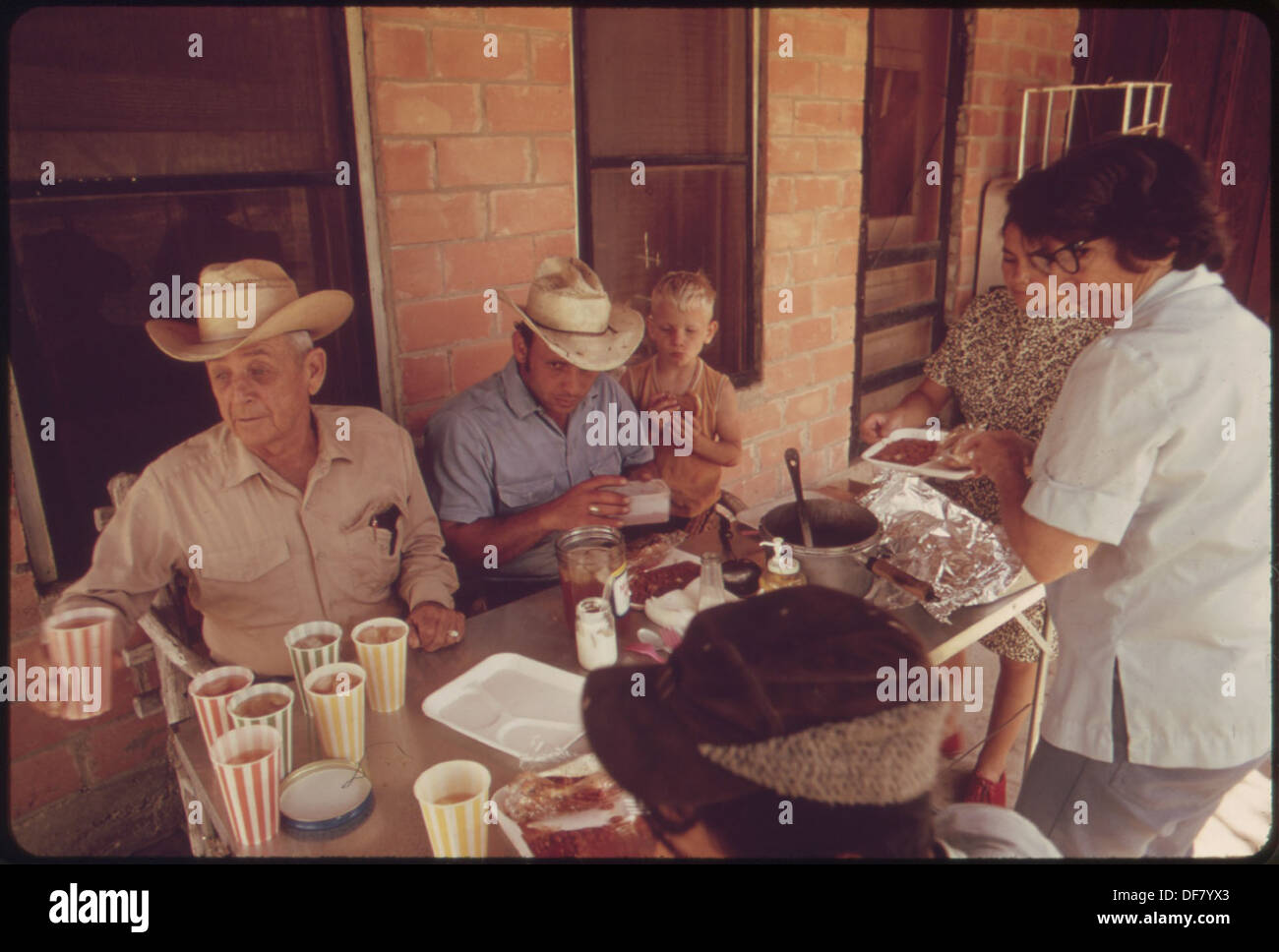 Vintage family eating hi-res stock photography and images - Alamy