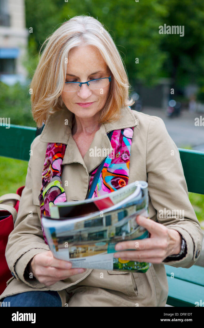 Seated reading lady hi-res stock photography and images - Alamy