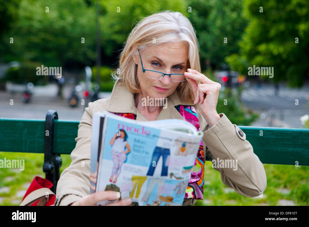 Lady reading outside hi-res stock photography and images - Alamy