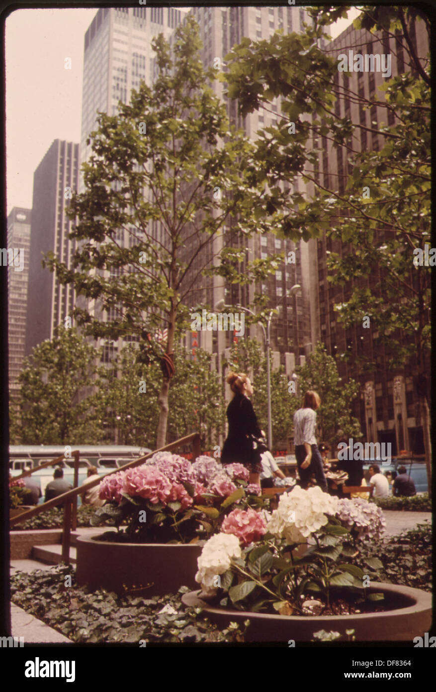 Rockefeller center 6th avenue side a green hi-res stock photography and ...