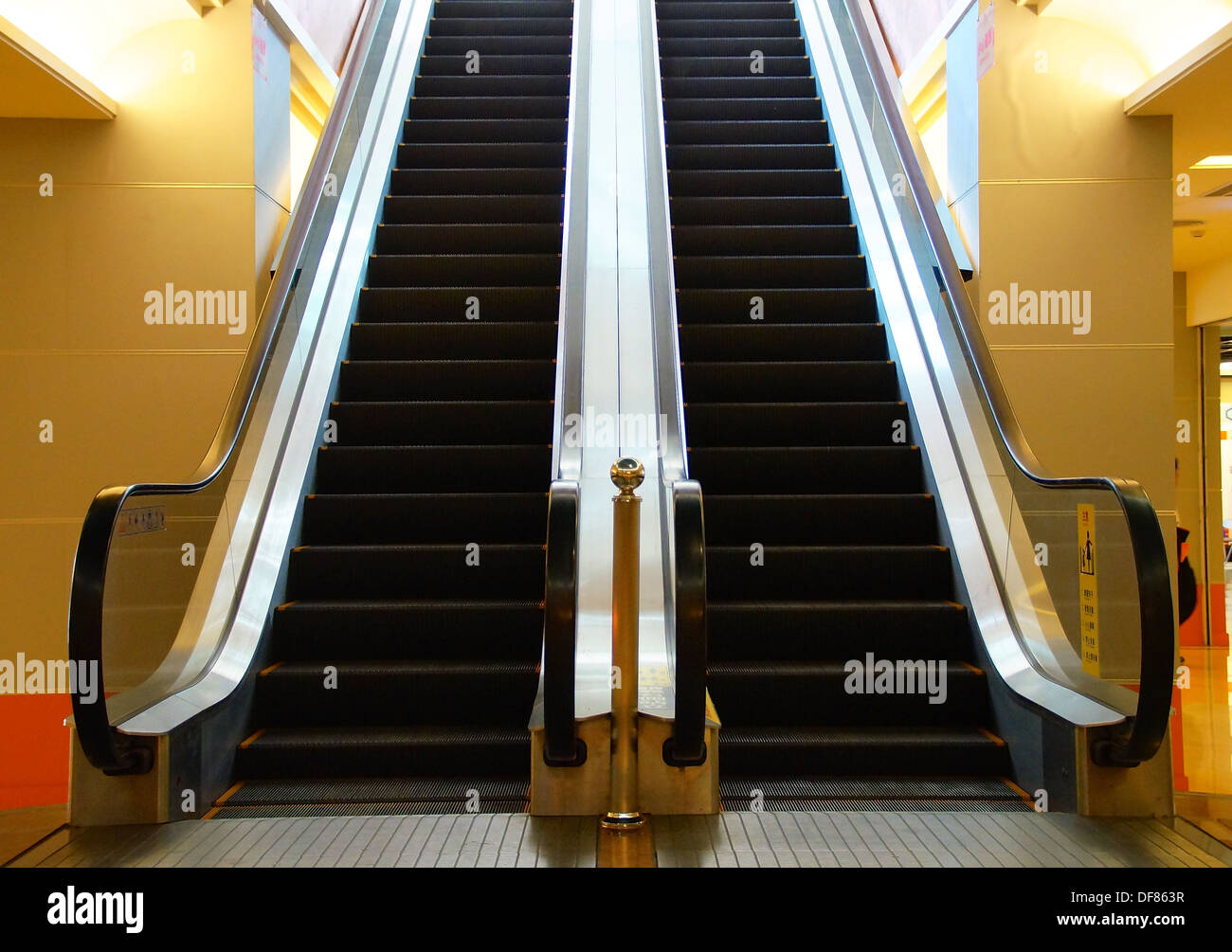 Escalator steps hi-res stock photography and images - Alamy