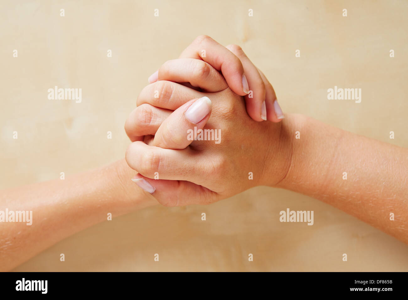 Woman crossing the fingers of her hands Stock Photo - Alamy