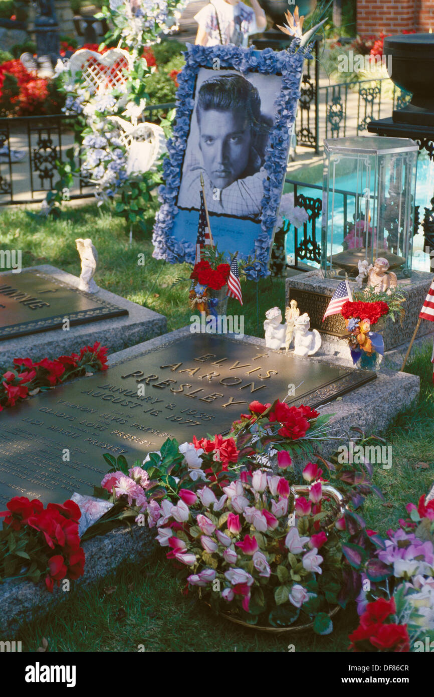 Elvis presley dead hi-res stock photography and images - Alamy