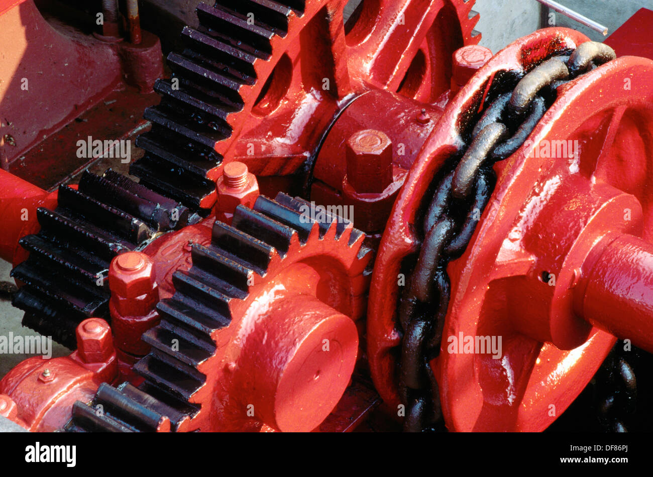 Red gears image hi-res stock photography and images - Alamy