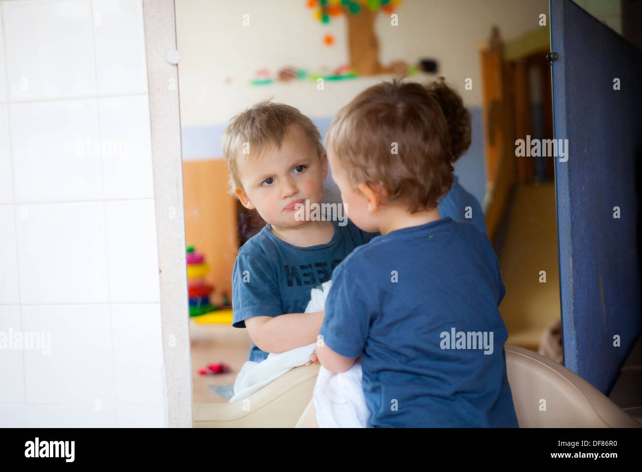 Child making faces mirror hi-res stock photography and images - Alamy