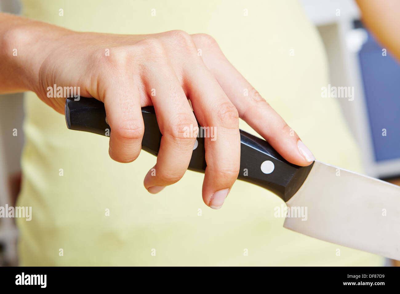Female hand holding handle of a kitchen knife Stock Photo - Alamy
