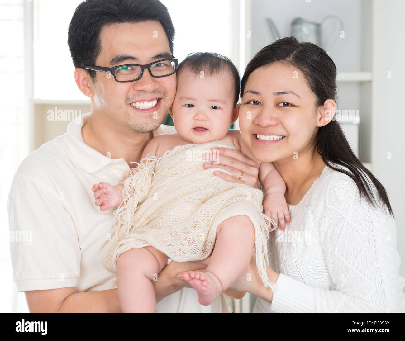 Old chinese couple with daughter hi-res stock photography and images ...