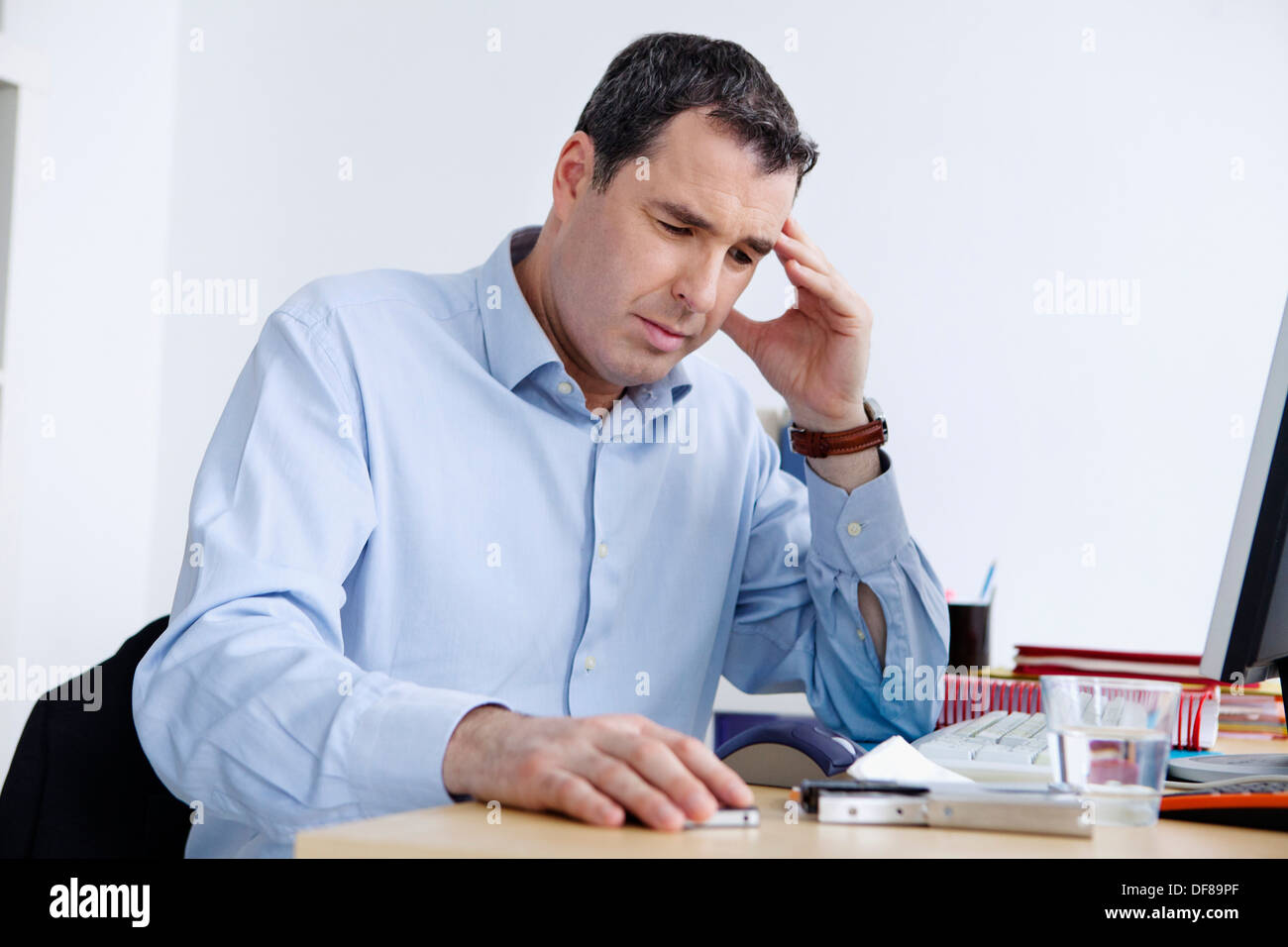Office worker headache hi-res stock photography and images - Alamy