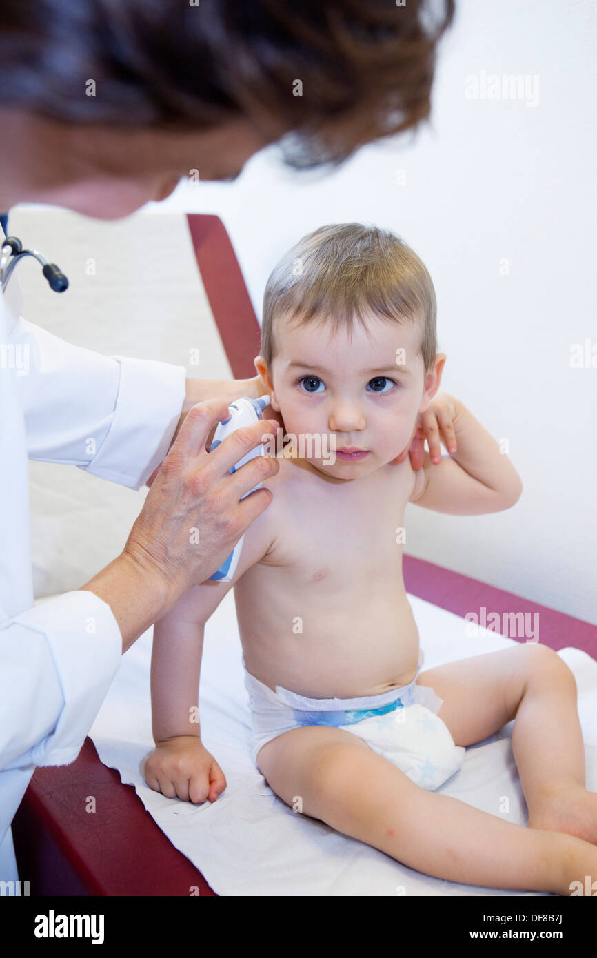 Male pediatrician measuring temperature hi-res stock photography and images - Alamy
