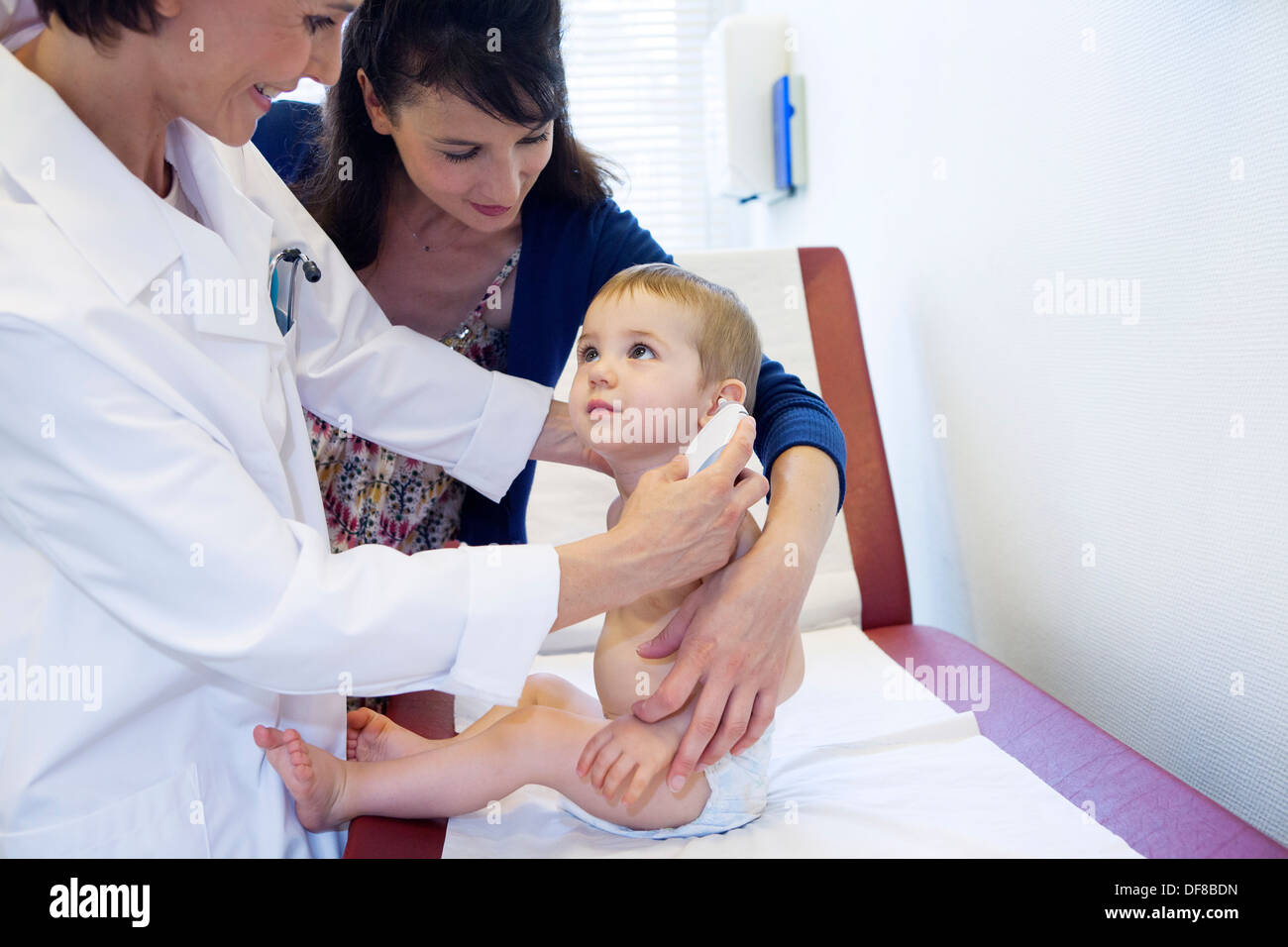 Measure child fever hi-res stock photography and images - Alamy