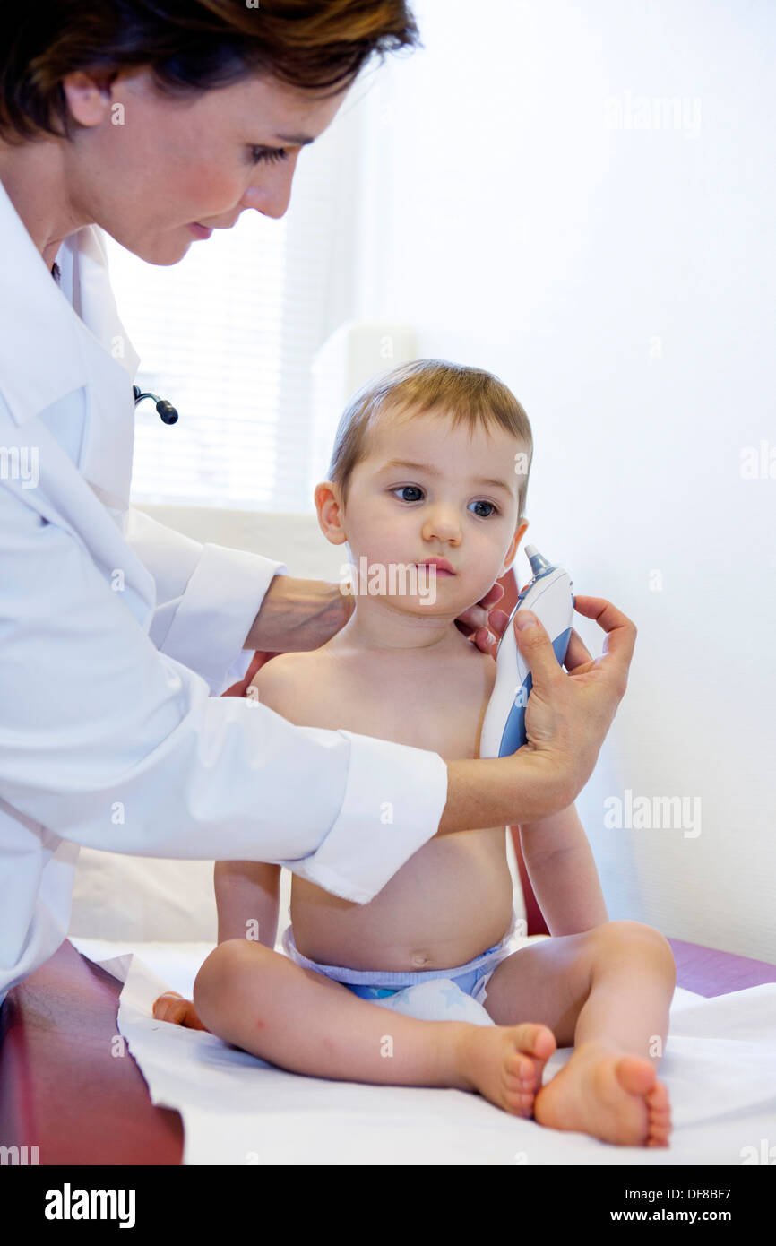 Doctor thermometer child ear hi-res stock photography and images - Alamy