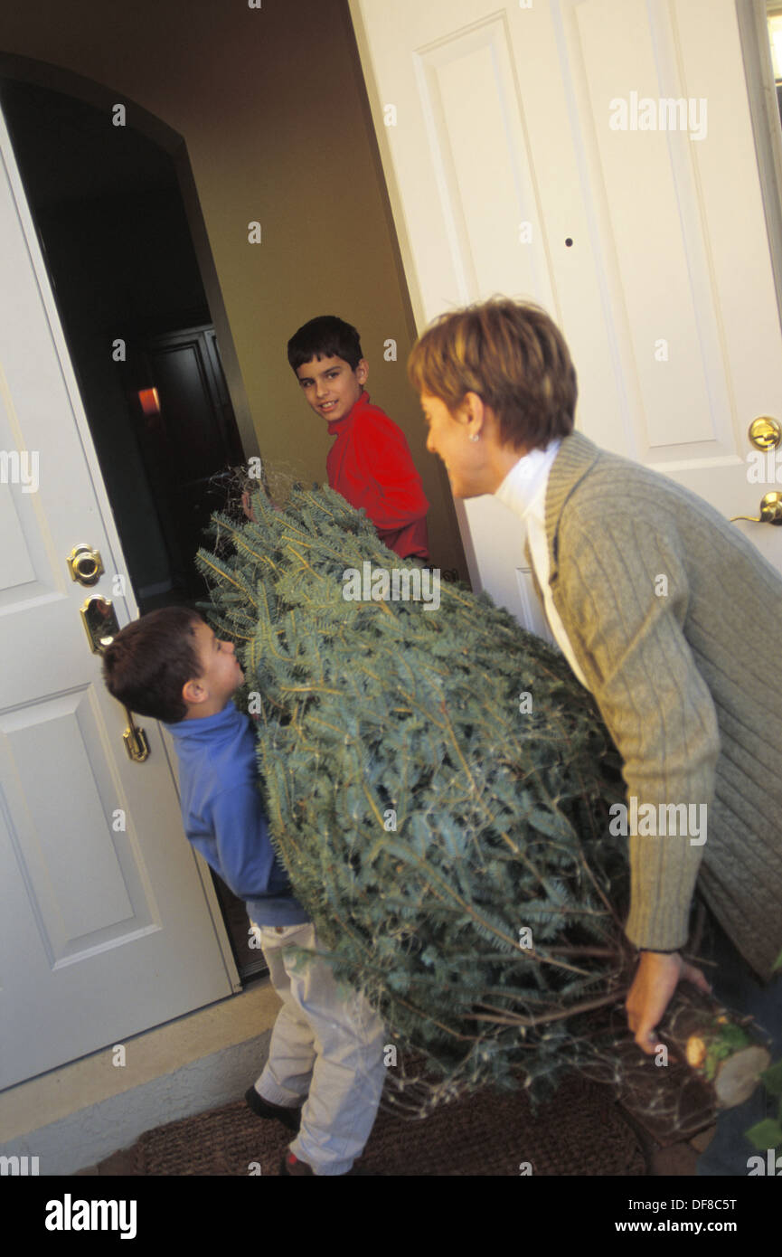 Family enter house kid hi-res stock photography and images - Alamy