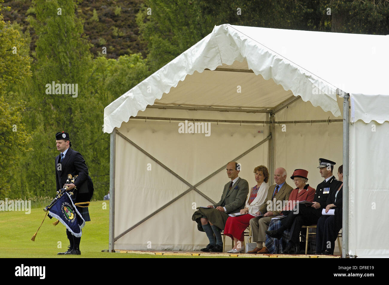 Queen elizabeth ii at balmoral castle hi-res stock photography and ...