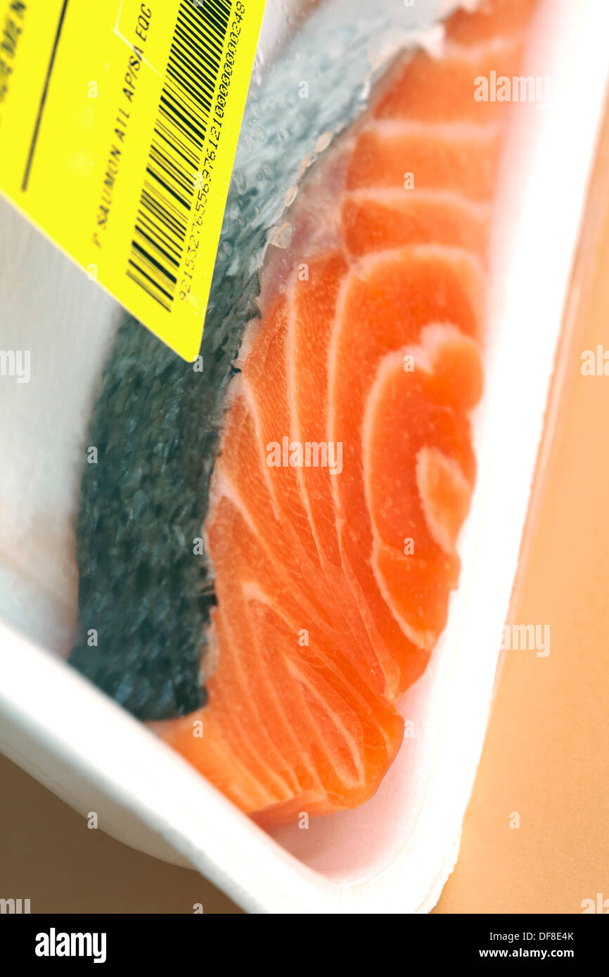 Salmon packaging hi-res stock photography and images - Alamy