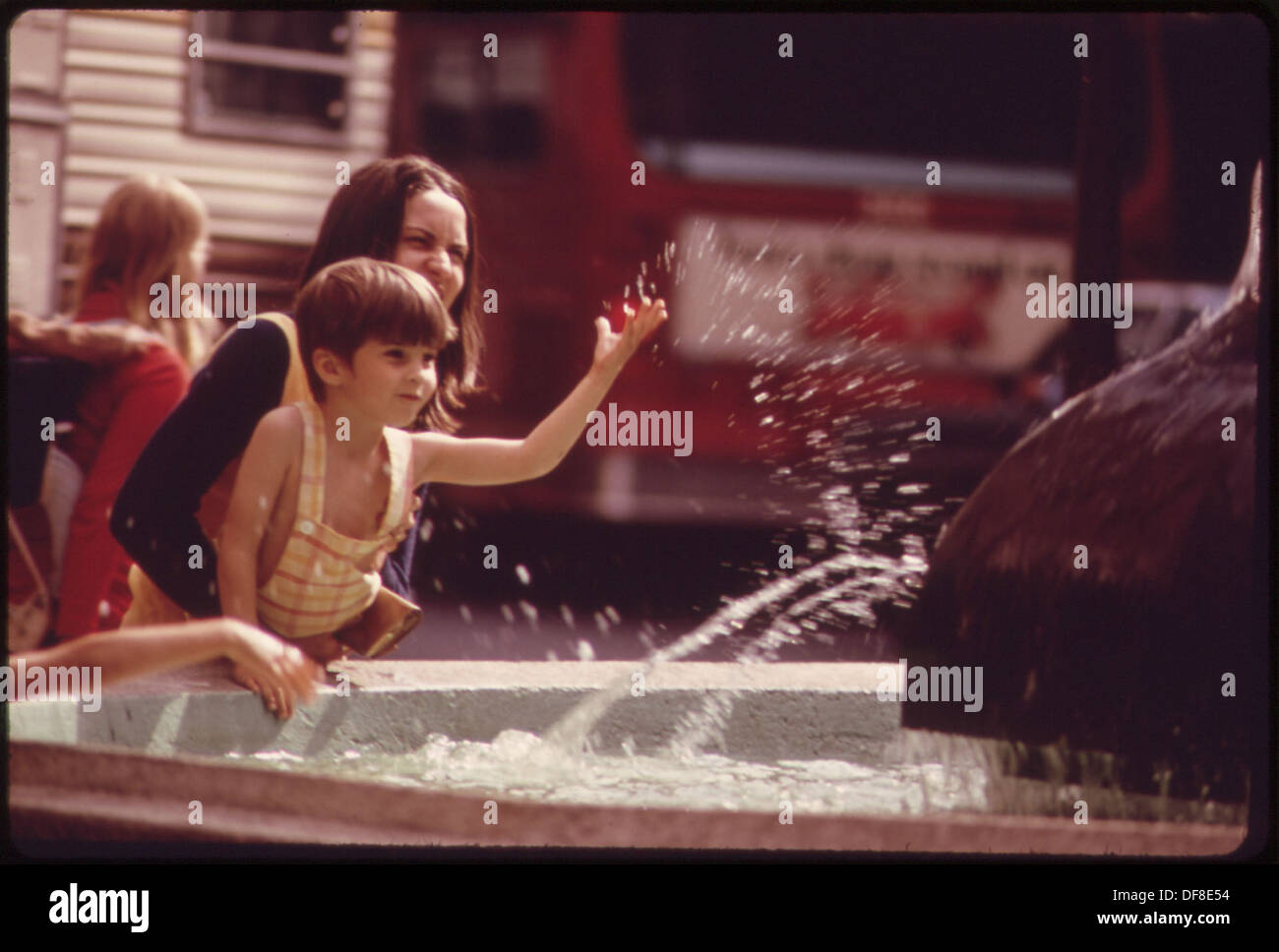 SPLASHING WATER FROM FOUNTAIN ON NICOLLET MALL 551446 Stock Photo - Alamy