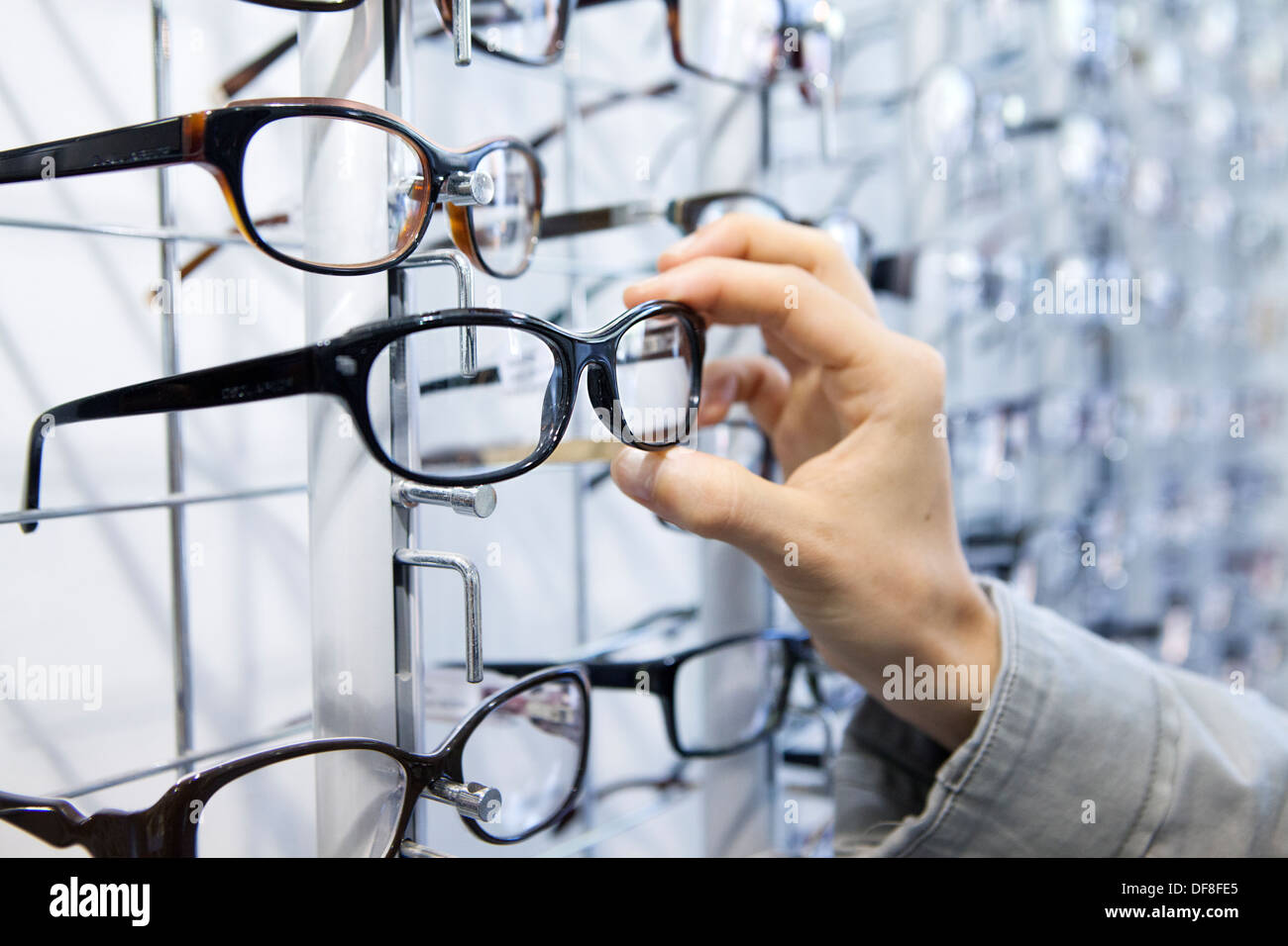 Optician shop hi-res stock photography and images - Alamy