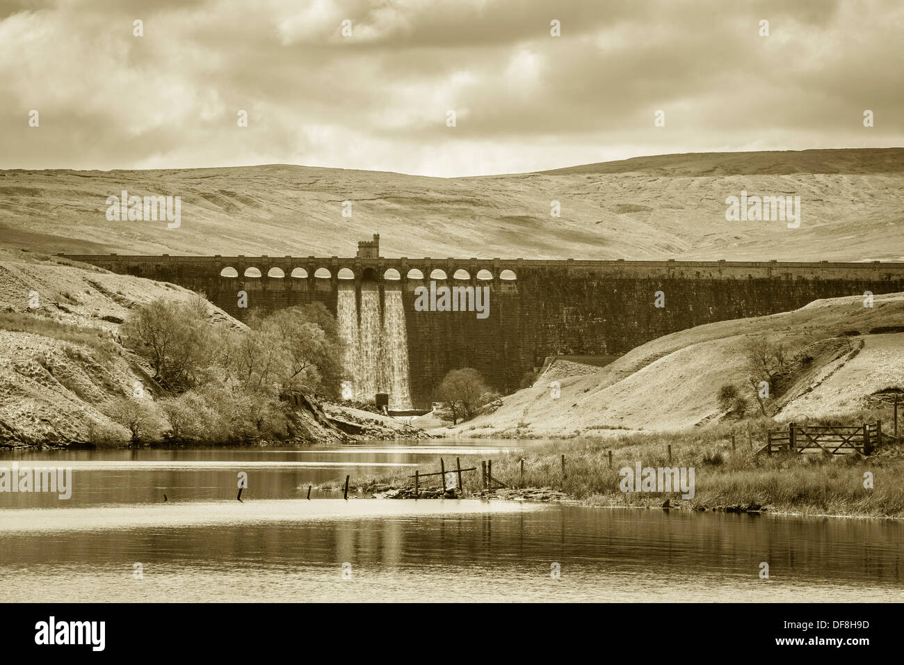 Dam on the Angram Reservoir in Nidderdale, North Yorkshire Stock Photo ...