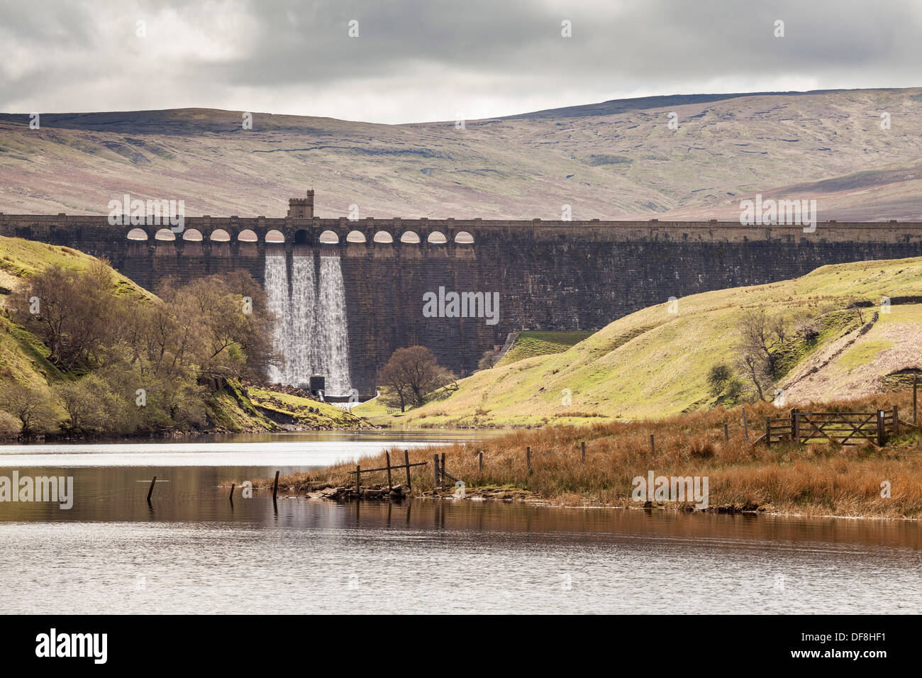 Dam on the Angram Reservoir in Nidderdale, North Yorkshire Stock Photo ...