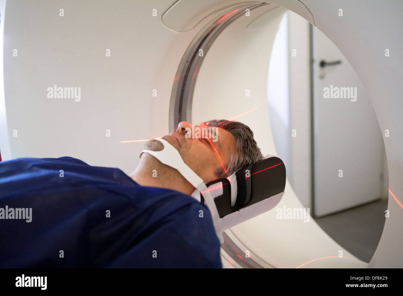 Cat scan human skull hi-res stock photography and images - Alamy