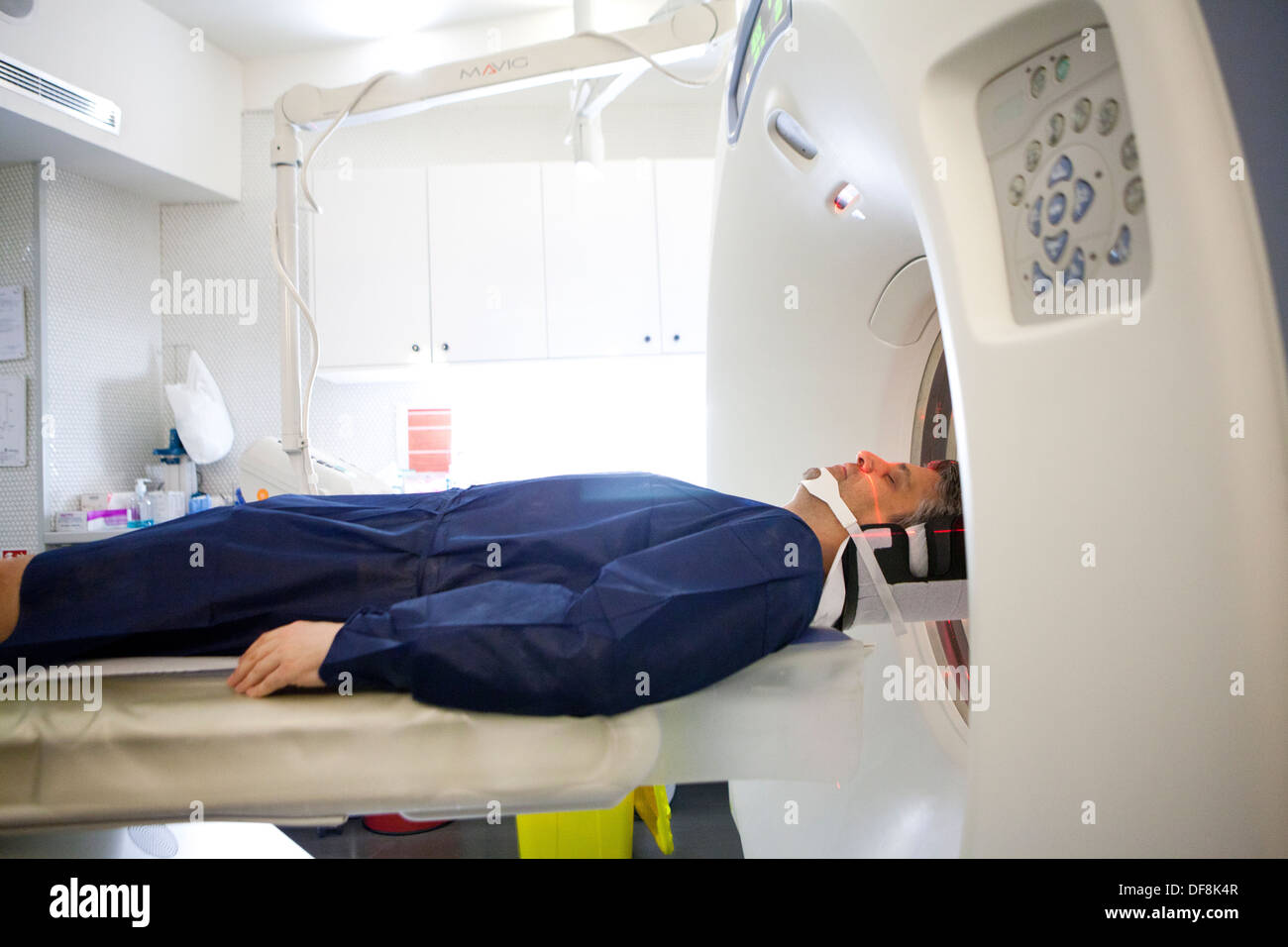 Cat scan human skull hi-res stock photography and images - Alamy