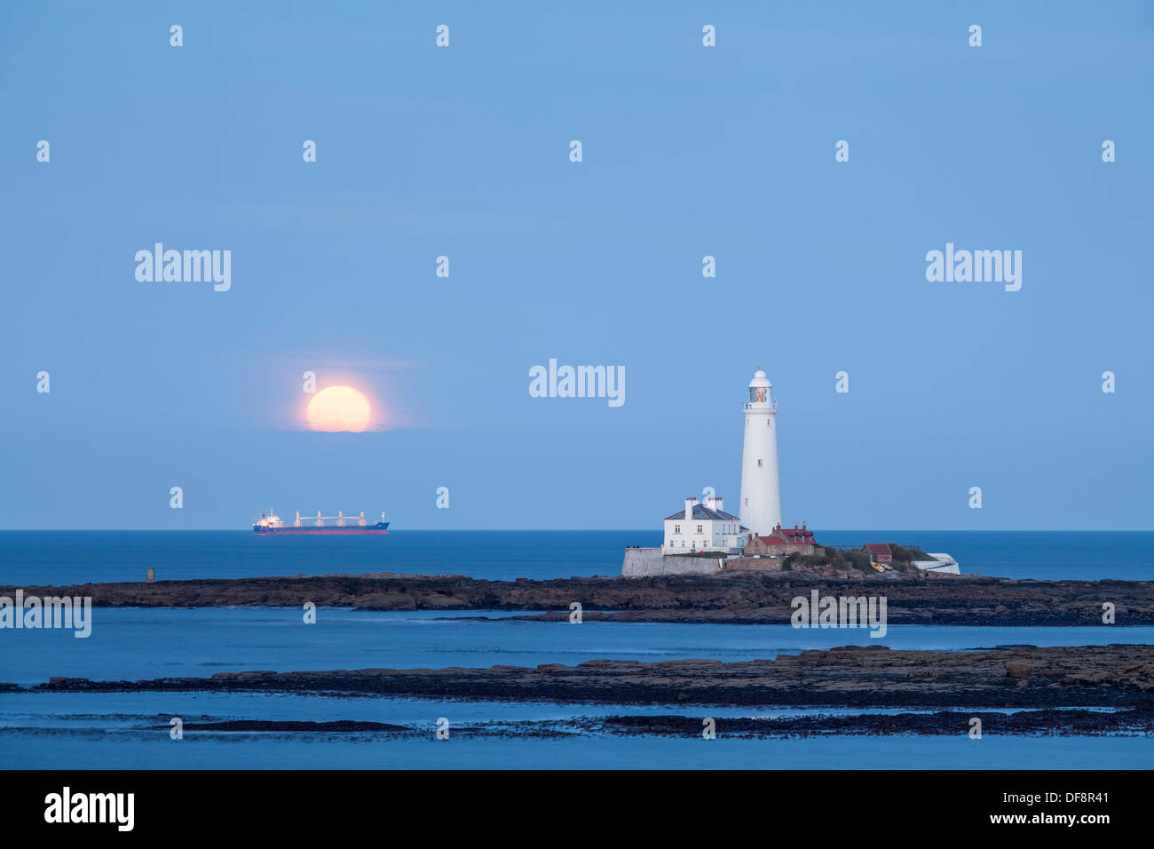 Full Moon rising over St. Mary's Lighthouse near Whitley Bay, Tyne and ...